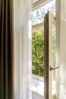 Roupa hipoalergénica, cofre no quarto, secretária 