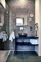 Quarto triplo luxo | Banheiro | Produtos de toalete grátis, secador de cabelo, toalhas de banho