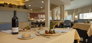 Almoços e jantares servidos, incluindo cozinha mediterrânica