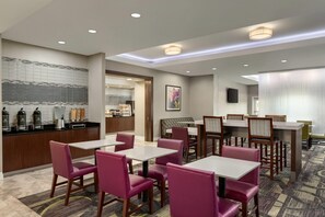 Café da manhã com buffet grátis todos os dias