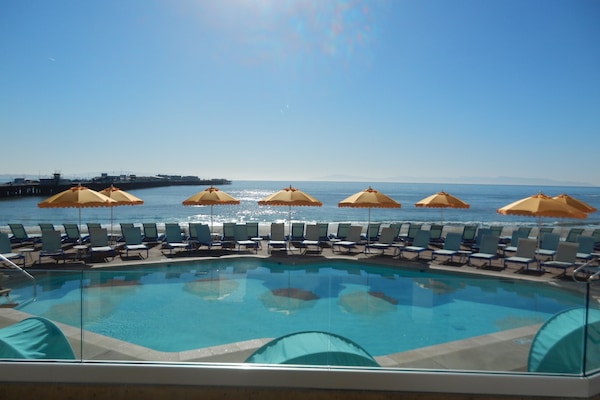 Piscina externa, piscina aquecida, funciona das 7h30 às 22h, guarda-sóis
