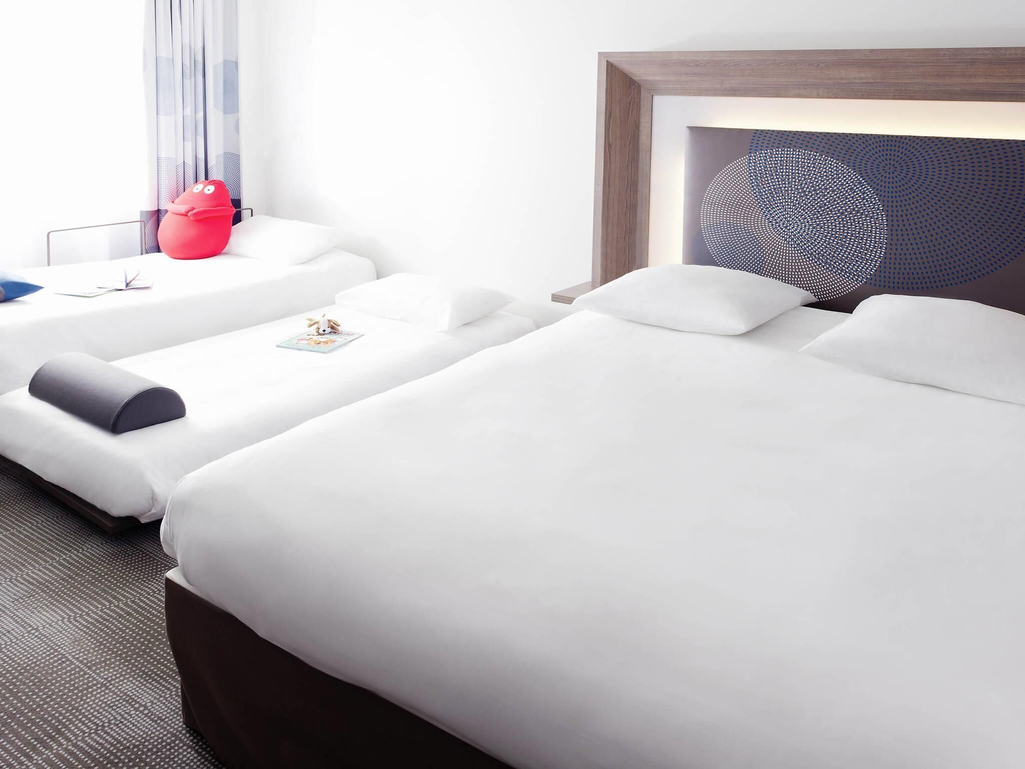 Quarto Clássico, várias camas | Roupa de alta qualidade, minibar, cofre com capacidade para portátil 