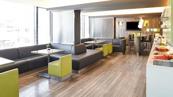 Pequenos-almoços, almoços, jantares servidos, cozinha internacional