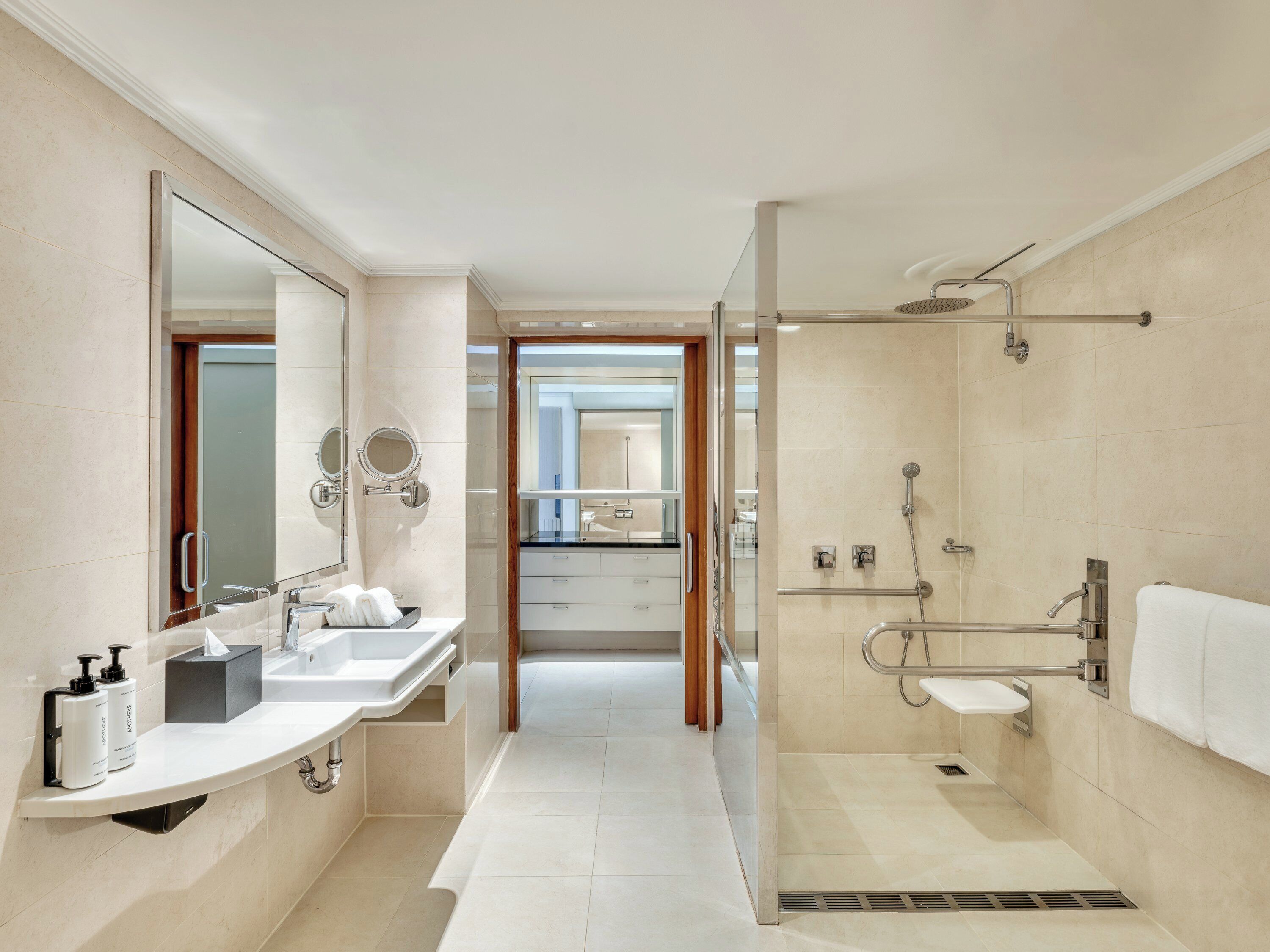 Quarto premium, 1 cama King, acessível | Roupas de cama premium, frigobar, cofres nos quartos