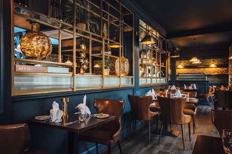 Serviço de café da manhã, almoço, jantar; vistas para o jardim. Breaffy House Hotel