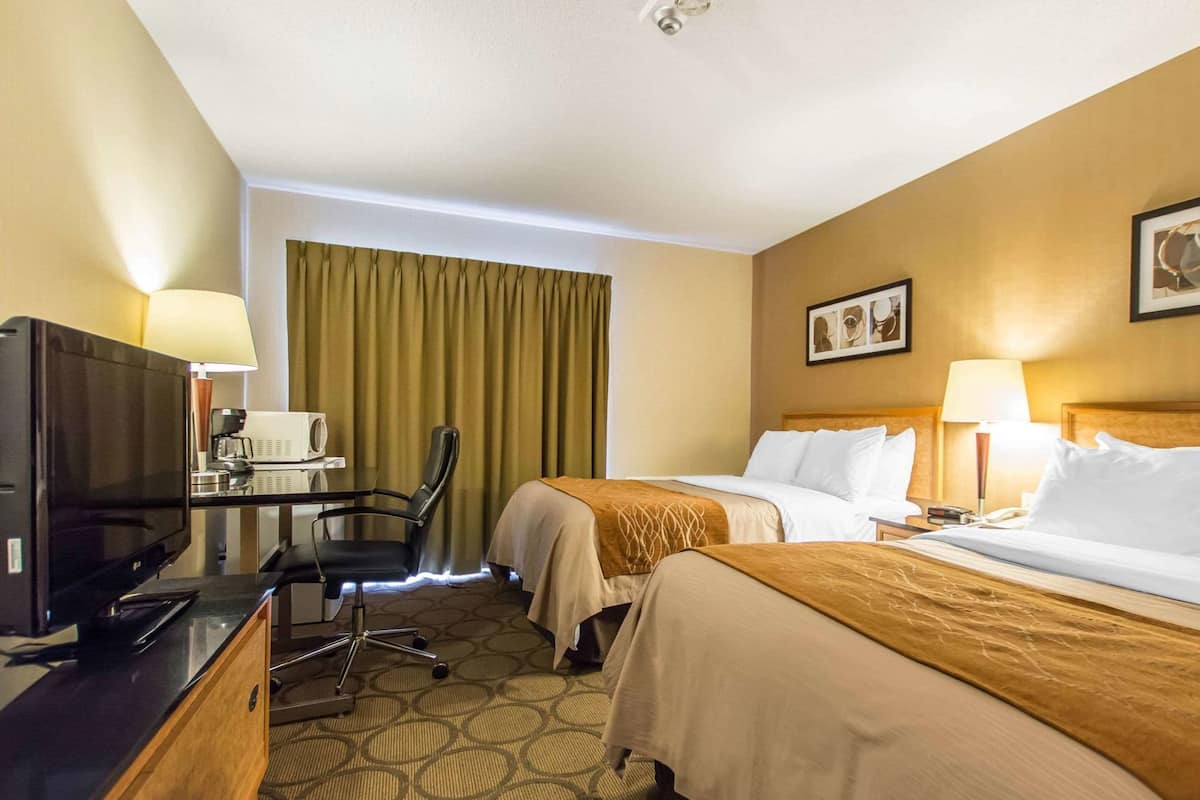 Roupas de cama premium, escrivaninha, cortinas blackout