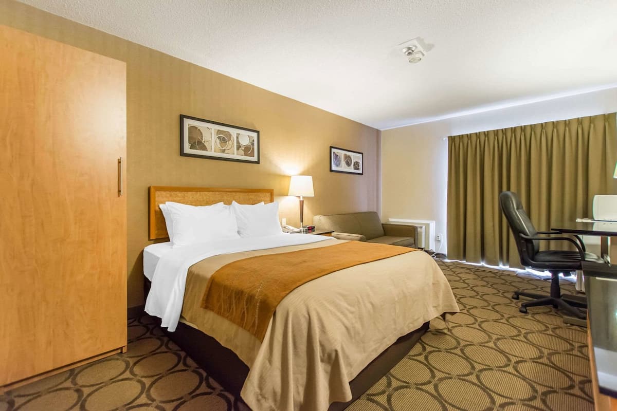 Roupas de cama premium, escrivaninha, cortinas blackout