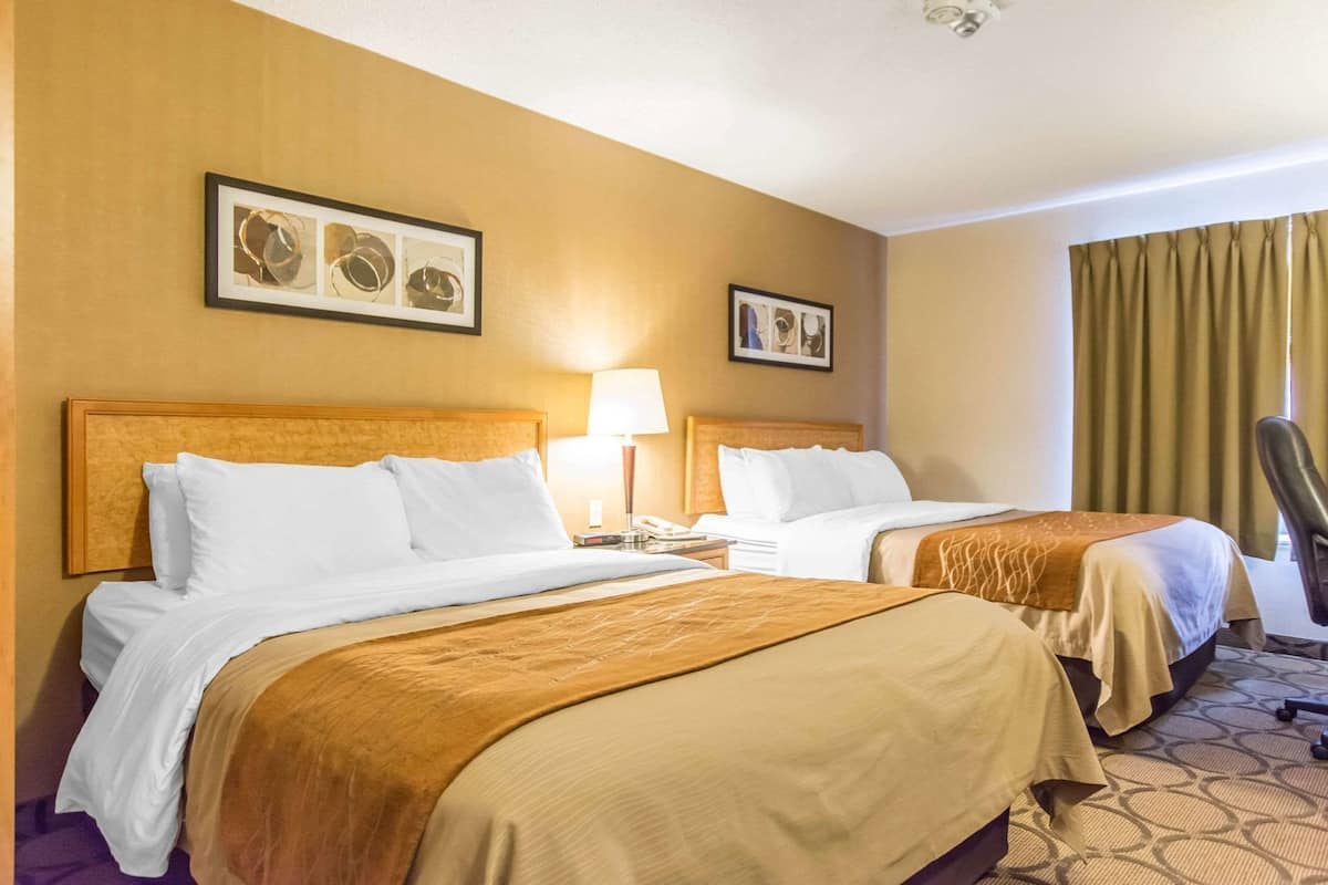 Roupas de cama premium, escrivaninha, cortinas blackout