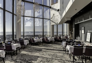 4 restaurantes, pequenos-almoços servidos