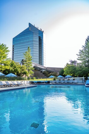 2 piscinas interiores, piscina exterior sazonal, guarda-sóis