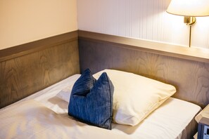 Quarto solteiro | Roupas de cama antialérgicas, frigobar, cofres nos quartos
