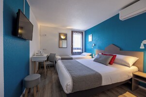 Quarto triplo conforto | Edredons de pluma, quartos à prova de som, Wi-Fi de cortesia