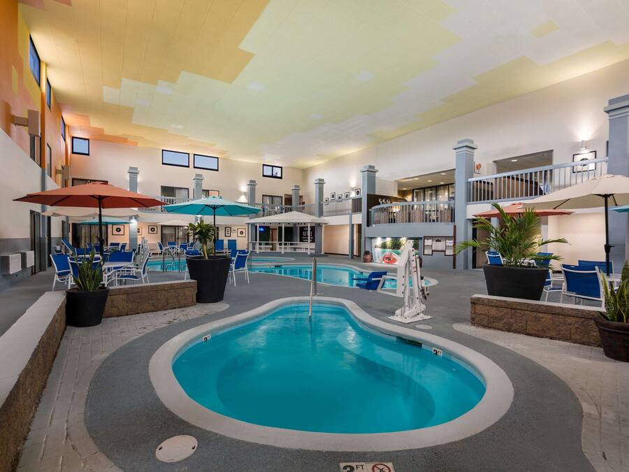 Piscina interior, da(s) 9:00 à(s) 22:00, espreguiçadeiras