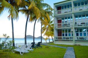 Quarto casal, sacada, vista para a praia | Vista da propriedade
