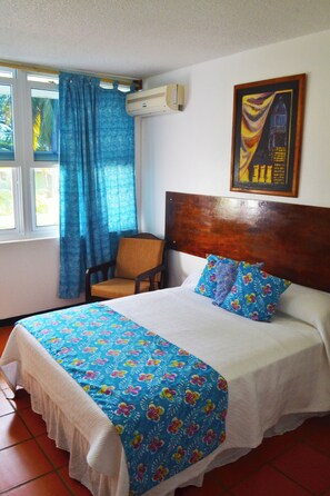 Quarto casal, sacada, vista para a praia | Escrivaninha, Wi-Fi de cortesia, roupa de cama