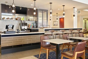 Pequeno-almoço completo diário mediante uma taxa 