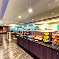 Café da manhã com buffet todos os dias (USD 15 por pessoa) 