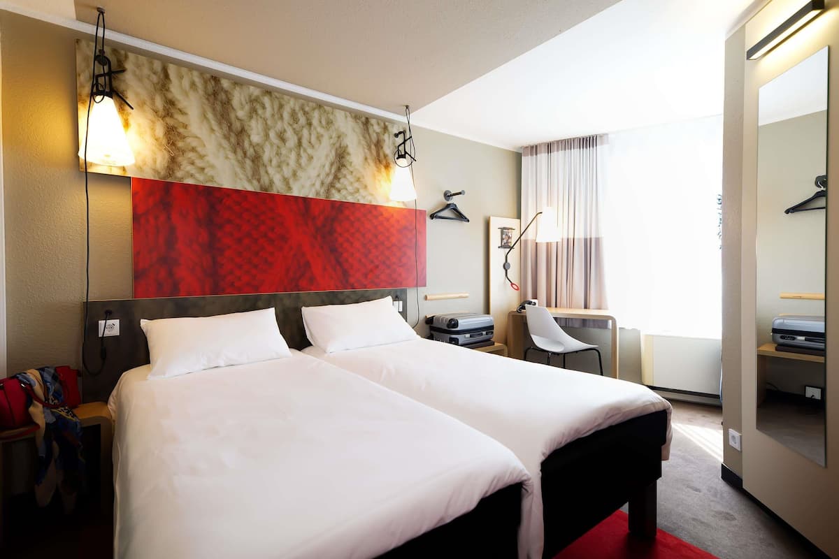 Quarto standard, 2 camas de solteiro | Roupas de cama antialérgicas, escrivaninha, quartos à prova de som