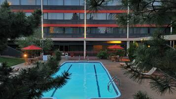 Piscina exterior sazonal