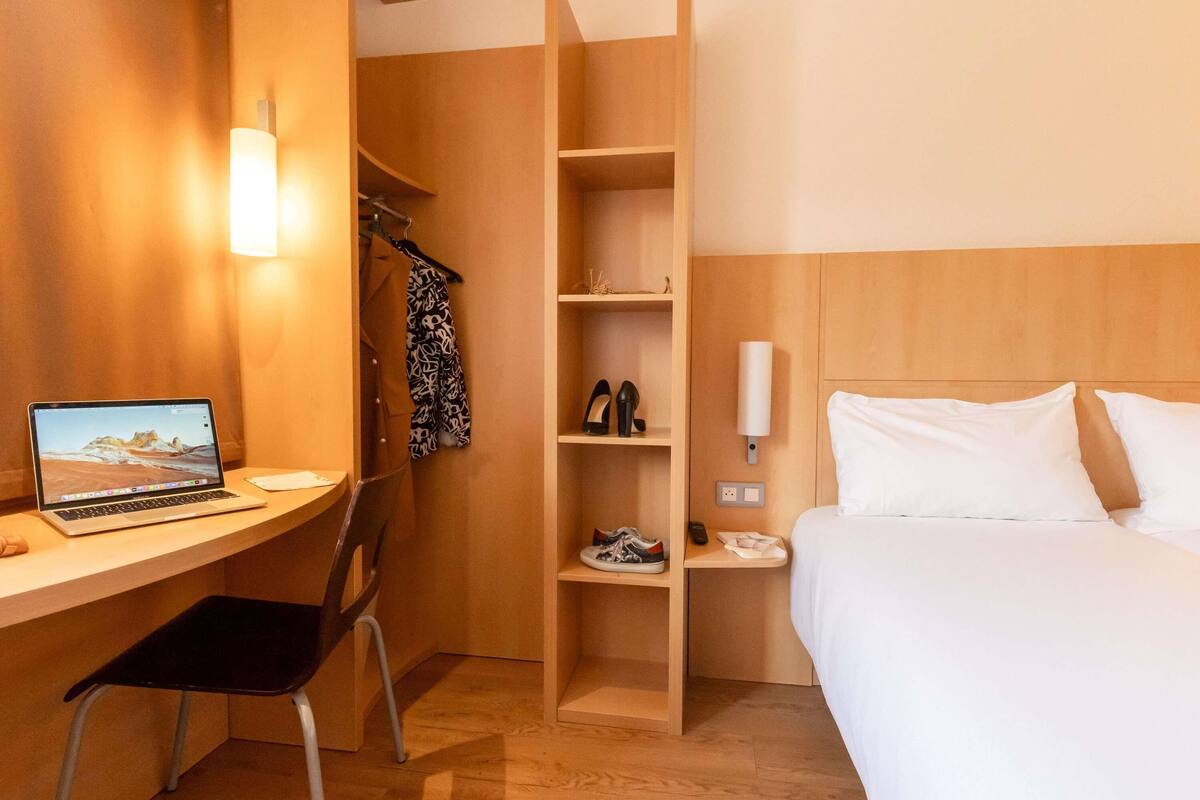 Quarto Standard, 2 camas individuais | Roupa de alta qualidade, camas de colchão pillowtop, secretária 