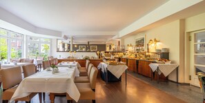 Pequeno-almoço tipo buffet diário (17.00 EUR por pessoa) 