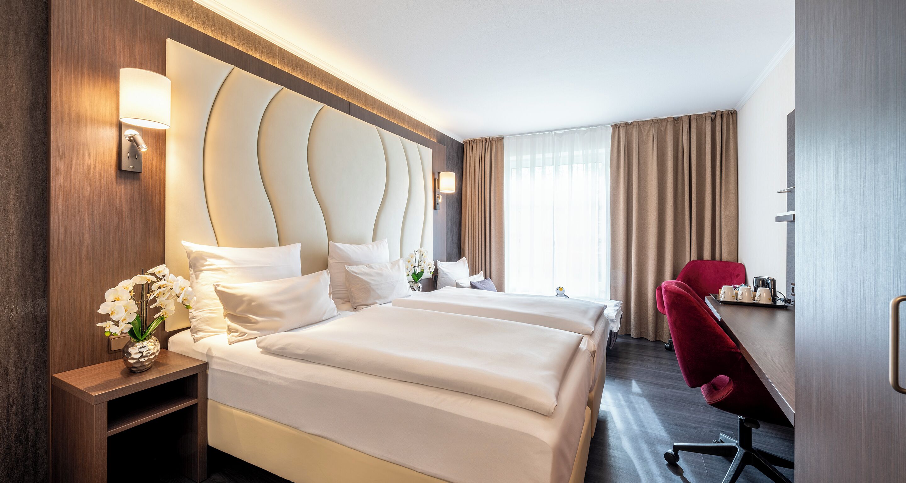 Com decoração personalizada, secretária 