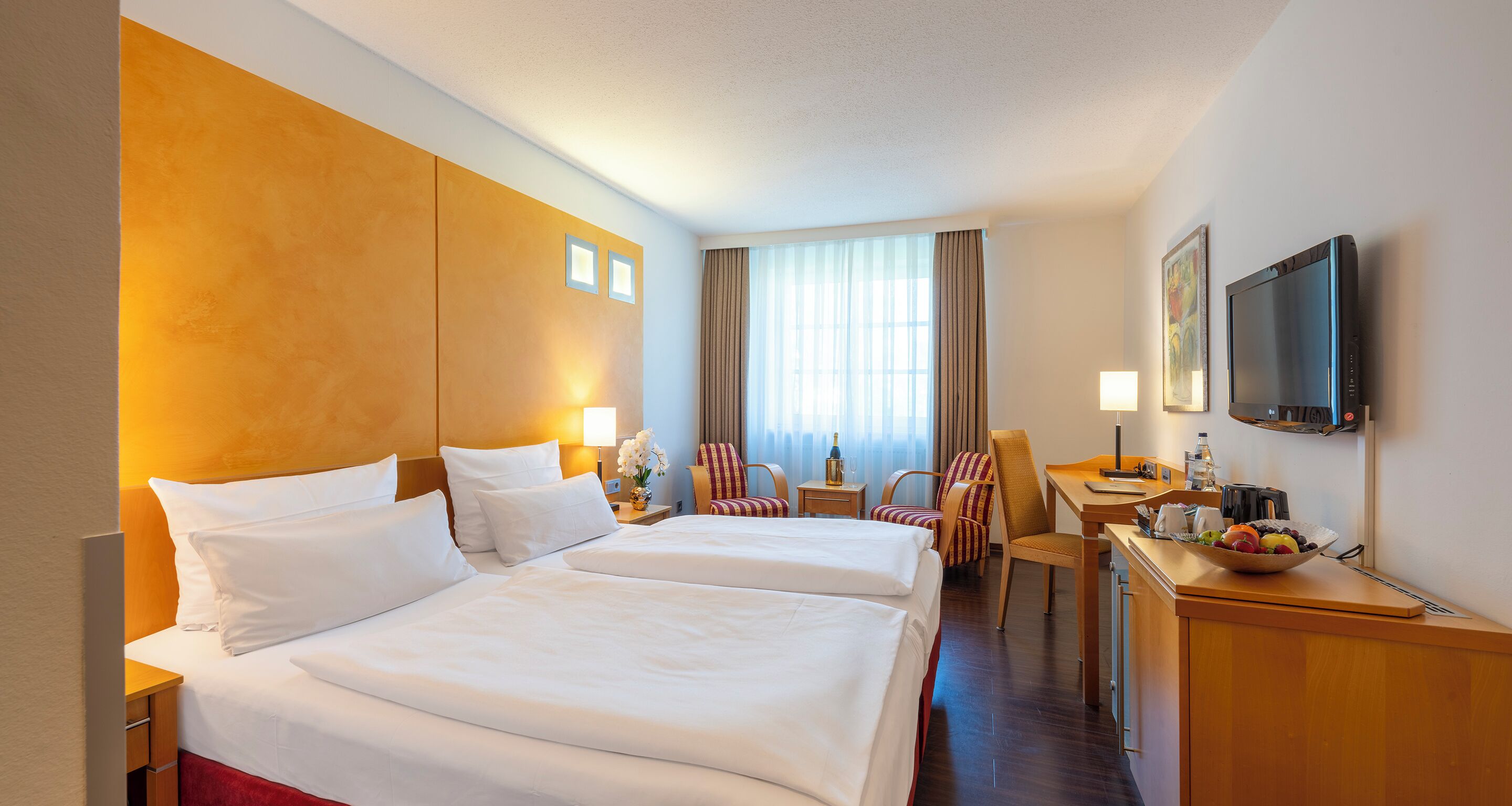 Com decoração personalizada, secretária 