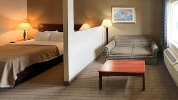 Suite, 1 cama king-size e sofá-cama, não fumadores | Secretária, secretária adequada para computadores portáteis