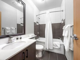 Premium Suite, 1 King Bed (Coast Premium King Suite) | Casa de banho | Uma banheira, artigos de higiene ecológicos, um secador de cabelo