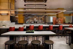 Este bar no lobby do hotel
