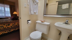 Family Suites | Casa de banho | Um polibã, um secador de cabelo (mediante pedido), toalhas fornecidas 