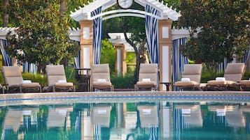 Piscina externa, funciona das 6h30 às 23h, guarda-sóis, espreguiçadeiras