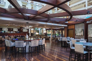 5 restaurantes: servem pequenos-almoços, almoços e jantares