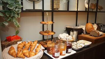 Café da manhã com buffet todos os dias (EUR 22 por pessoa)