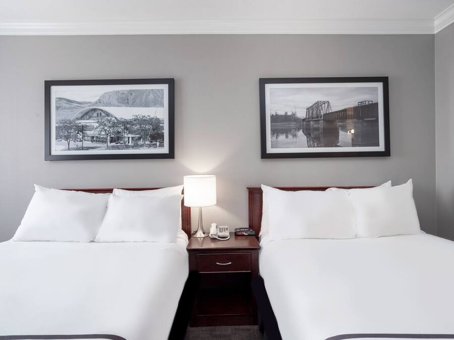 Quarto Standard, 2 camas de casal | Cofre no quarto, secretária, cortinas/cortinados opacos