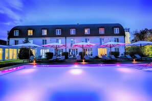 Piscina interna, piscina externa, espreguiçadeiras