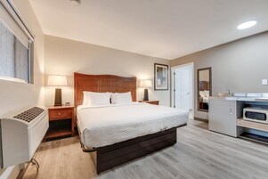 Quarto, 1 cama queen-size, acessível, não fumadores | Ferro/tábua de engomar, Wi-fi grátis, roupa de cama fornecida 