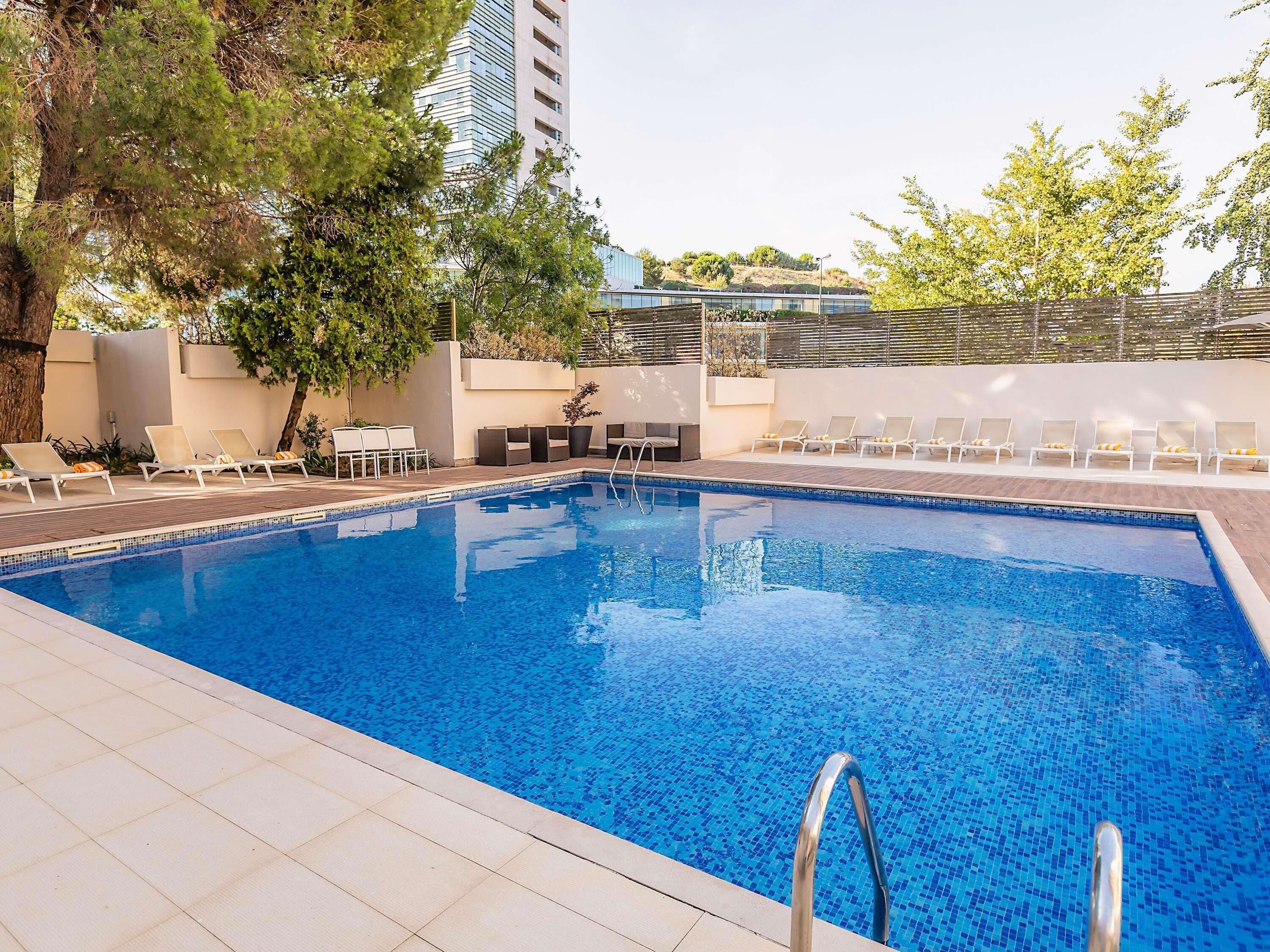 Piscina externa sazonal, guarda-sóis, espreguiçadeiras
