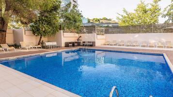 Piscina externa sazonal, guarda-sóis, espreguiçadeiras