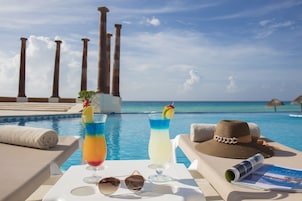 Piscina externa, espreguiçadeiras