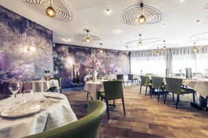 Jantares servidos, com espaço para refeições ao ar livre 