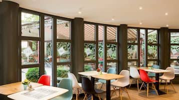 Café da manhã com buffet todos os dias (EUR 11.00 por pessoa)