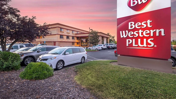 Placa de um hotel Best Western Plus, com um estacionamento em primeiro plano e o edifício ao fundo.