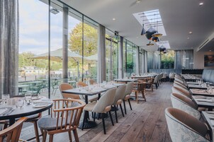 2 bares/lounges, saguão/lounge