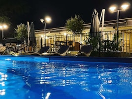 Piscina exterior sazonal, da(s) 9:00 à(s) 21:00, guarda-sóis 