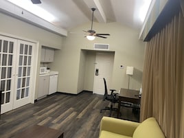 Suíte, 1 cama King, para não fumantes (Livingroom, 2 SofaBeds) | Área de estar | TV de tela plana