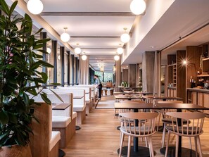 Café da manhã com buffet todos os dias mediante uma taxa