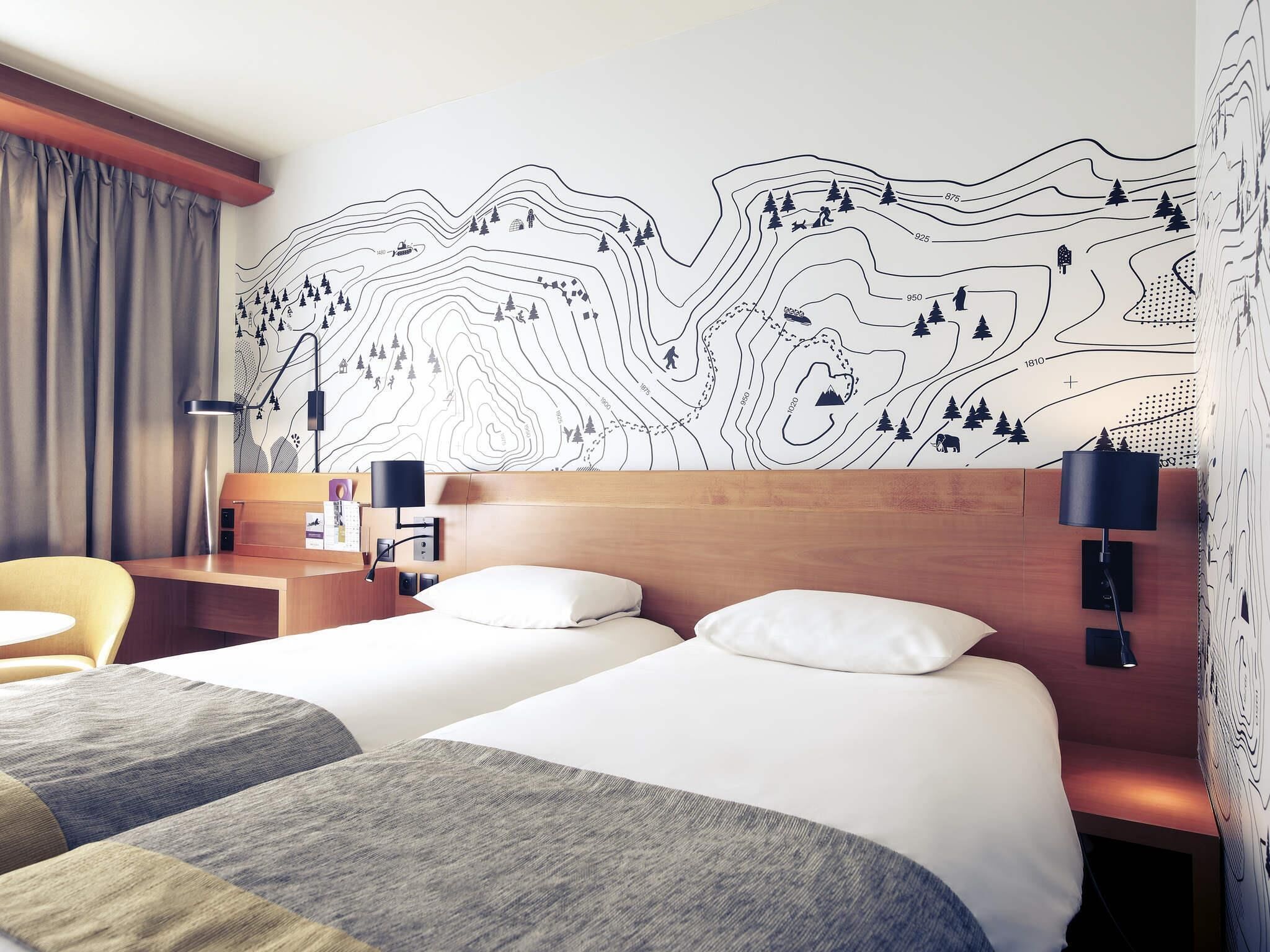 Quarto standard, 2 camas de solteiro | Cofres nos quartos, escrivaninha, cortinas blackout