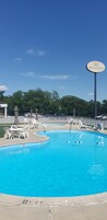 Piscina externa sazonal, guarda-sóis