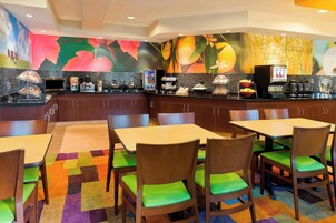 Café da manhã com buffet grátis todos os dias